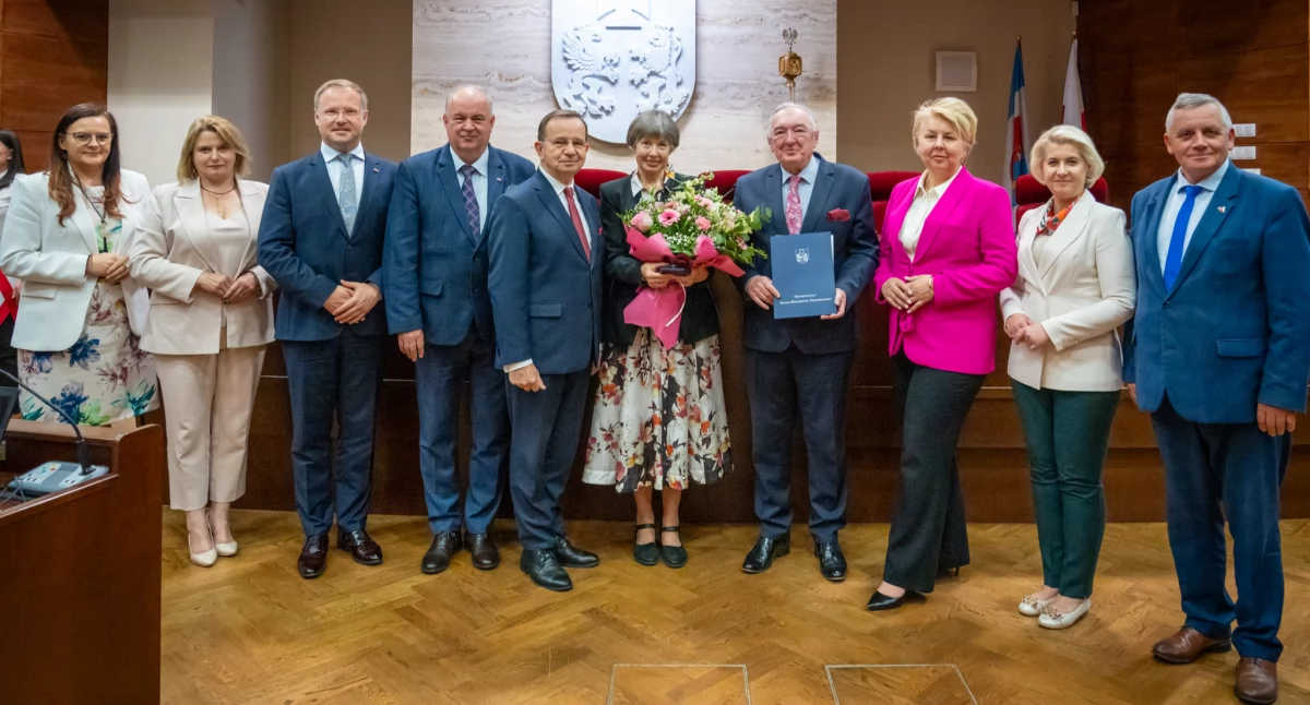 Prof. Lidia Morawska z odznaką honorową „Zasłużony dla Województwa ...
