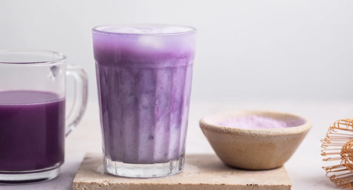 Domowe ube latte – fioletowy napój inspirowany internetowymi trendami ...